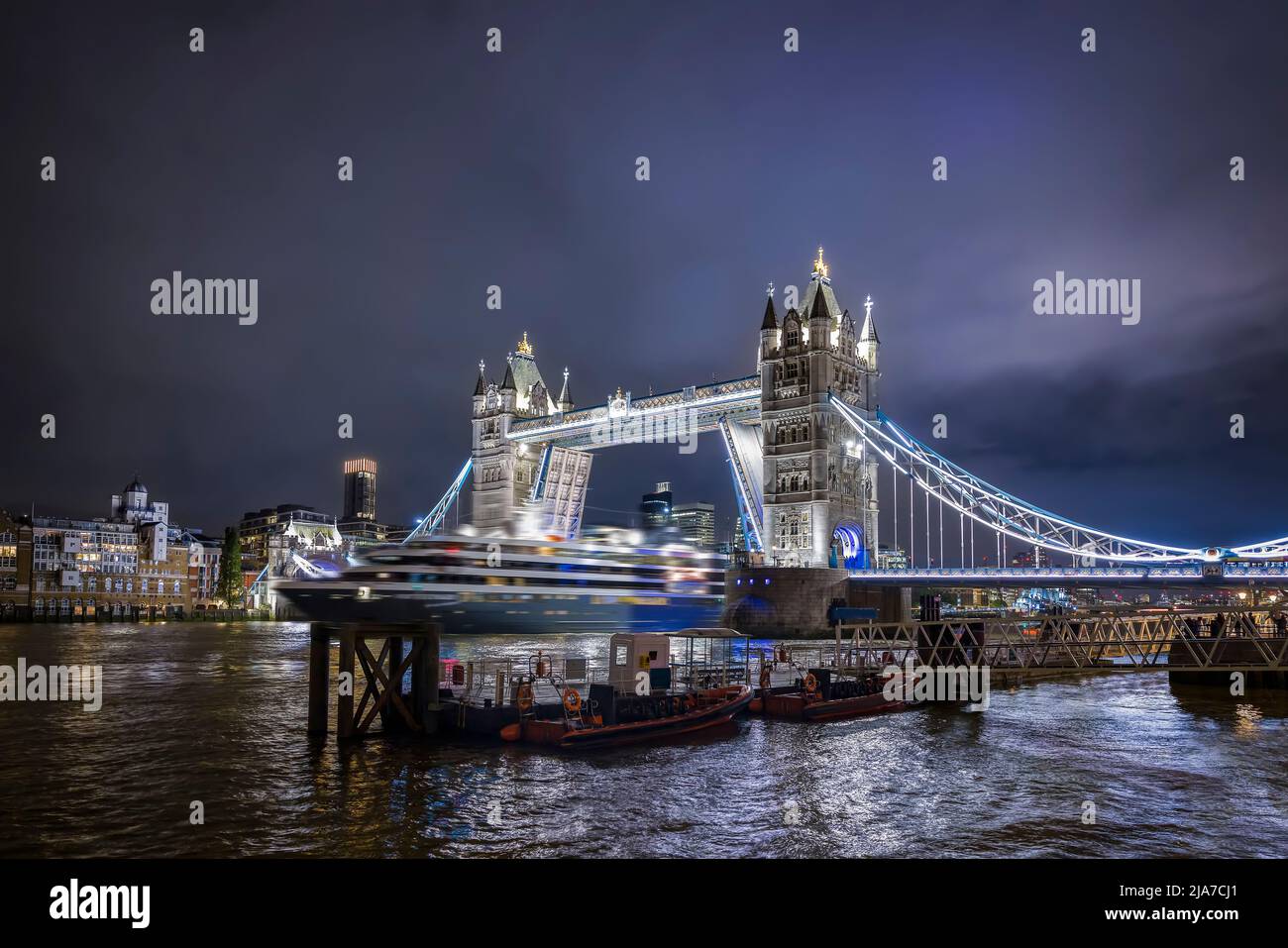 Cruise ship passing under tower bridge hi-res stock photography and ...