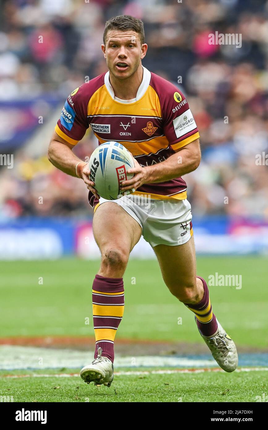 Jack Cogger #16 of Huddersfield Giants makes a break Stock Photo - Alamy