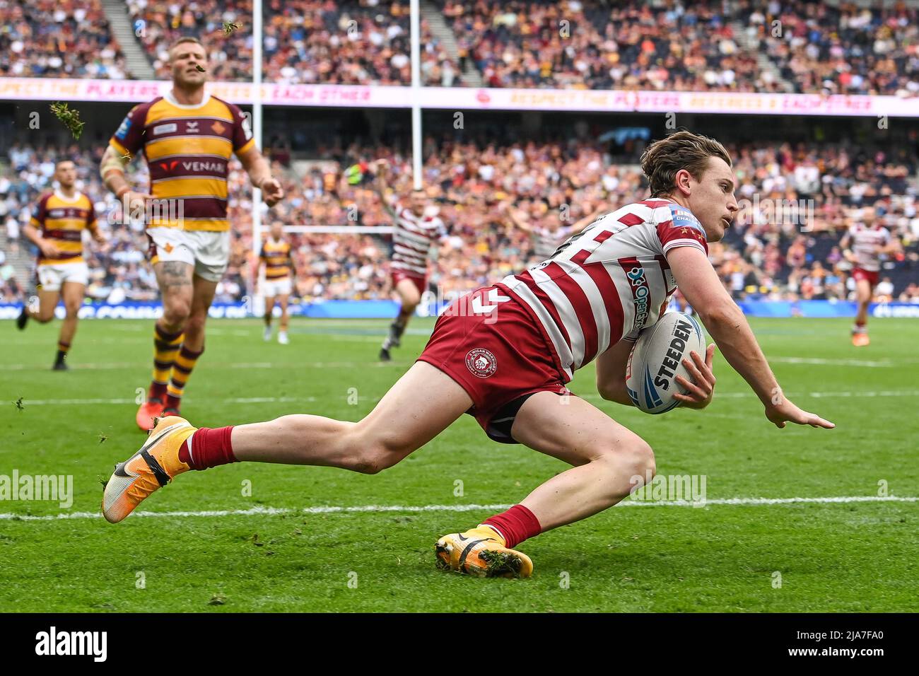 Jai Field #23 of Wigan Warriors goes over for a try Stock Photo - Alamy