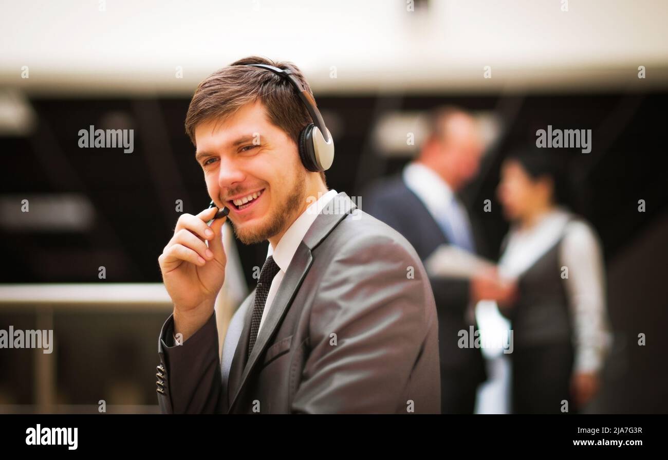 Woman dispatcher headset customer hi-res stock photography and images ...