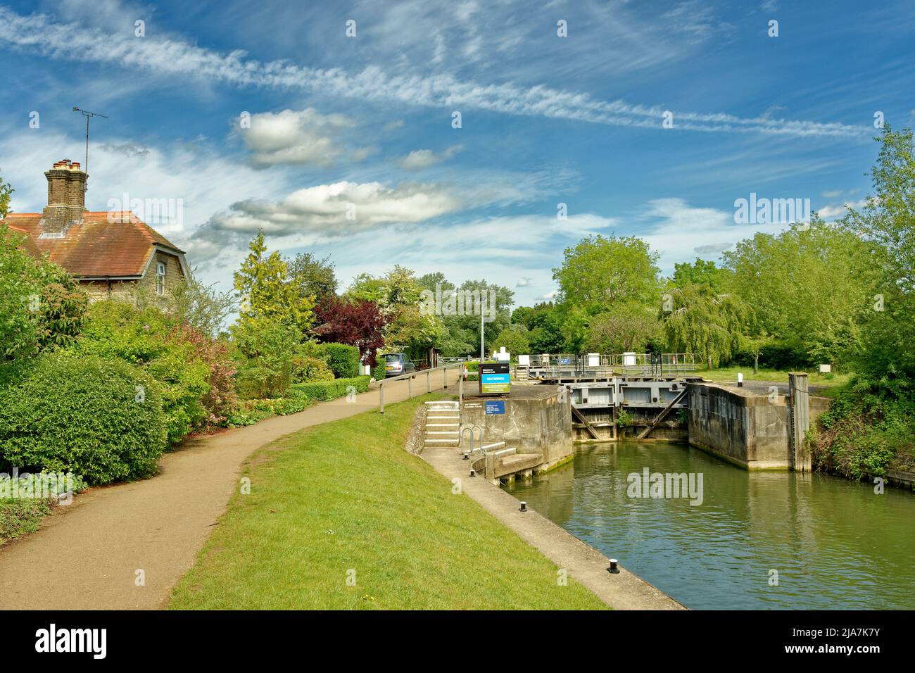 PORT MEADOW OXFORD GODSTOW LOCK AN ELECTRIC LOCK ON THE RIVER THAMES ...