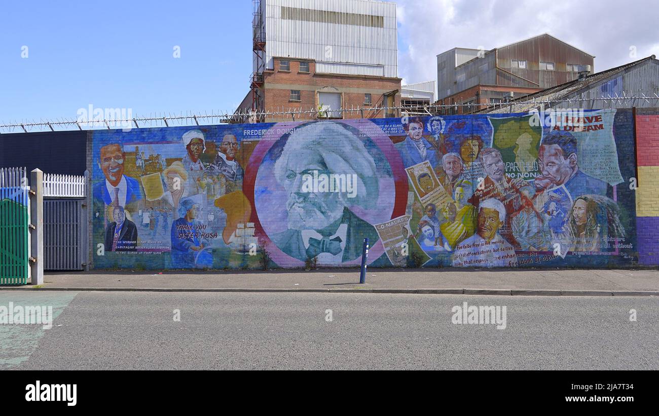 The famous Wall Murals of Belfast on the houses and Peace Wall ...