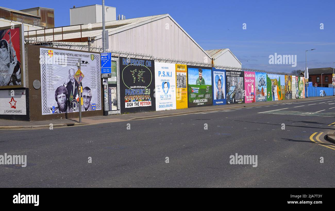 The famous Wall Murals of Belfast on the houses and Peace Wall ...