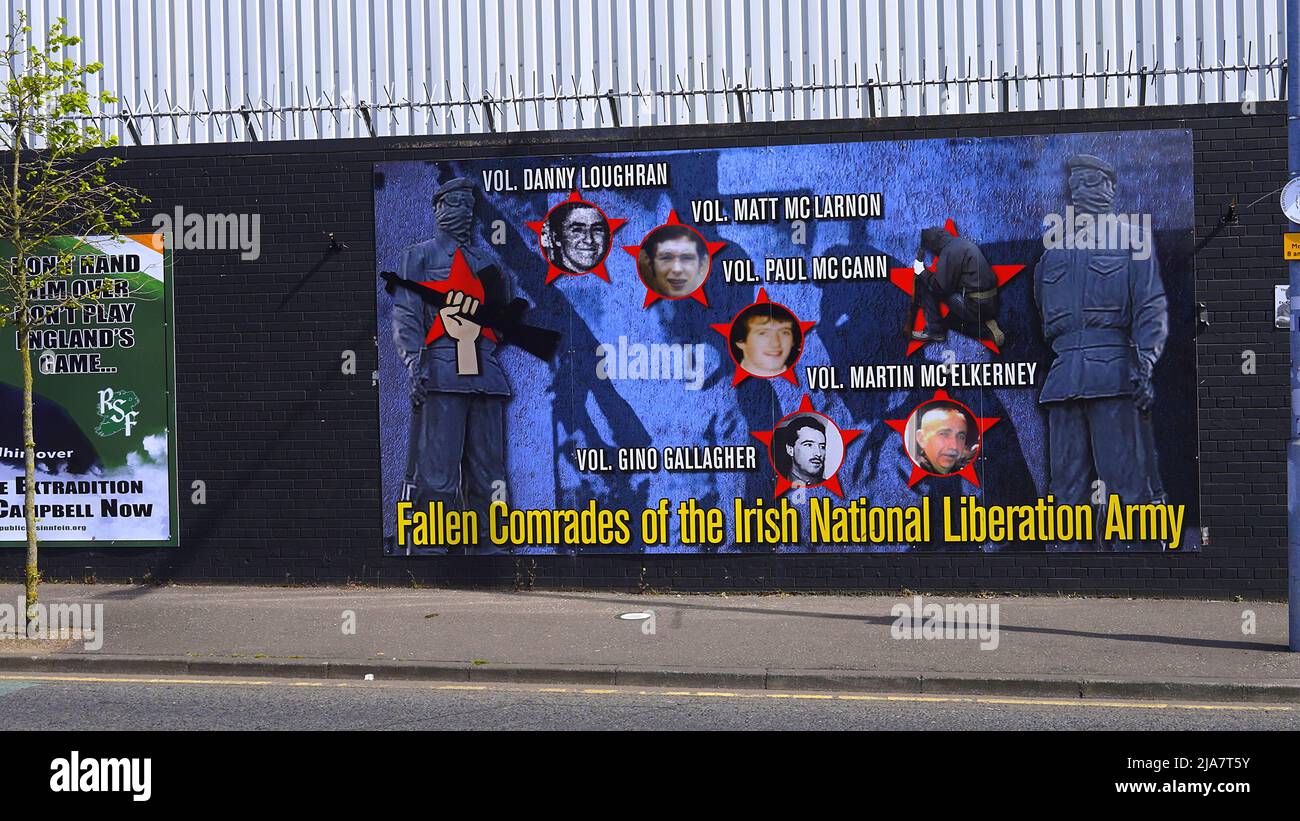 The famous Wall Murals of Belfast on the houses and Peace Wall ...