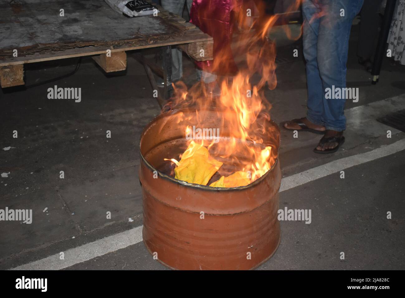 Colombo, Sri Lanka. 28th May 2022. Setting fire to photographs and ...