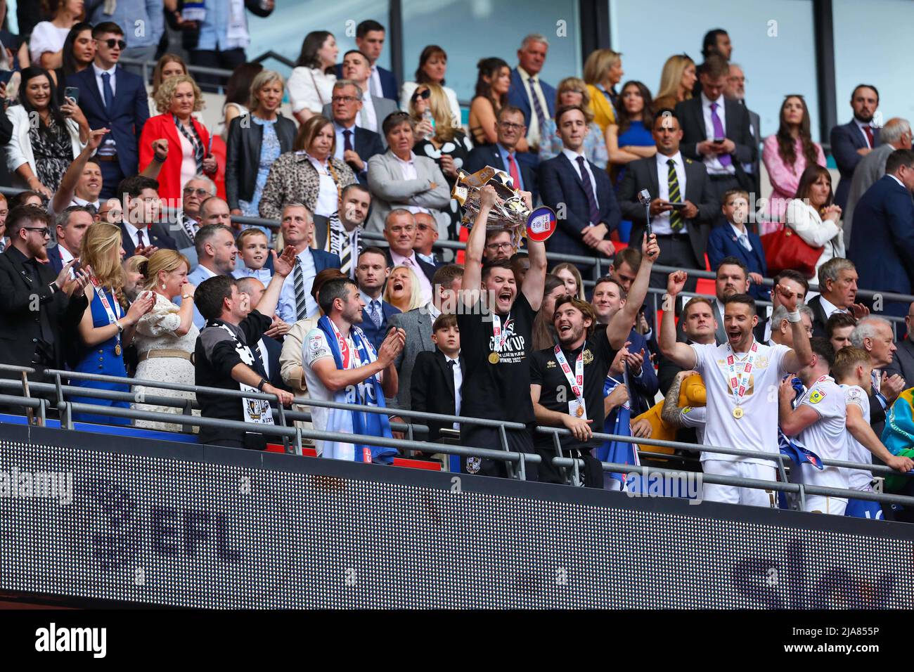 League two play off trophy hi-res stock photography and images - Alamy