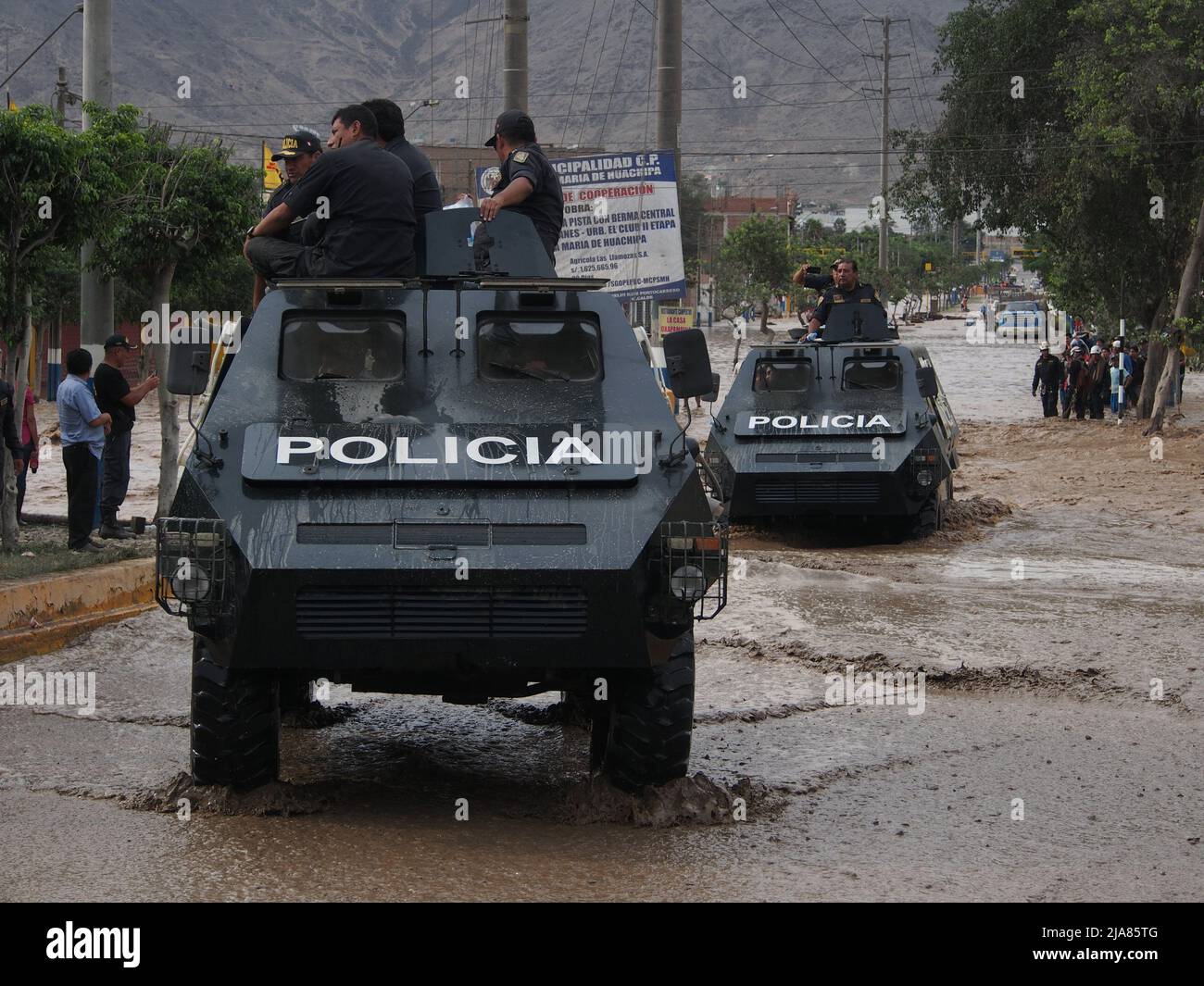 Peruvian police, using armored vehicles, rescue victims of the floods ...