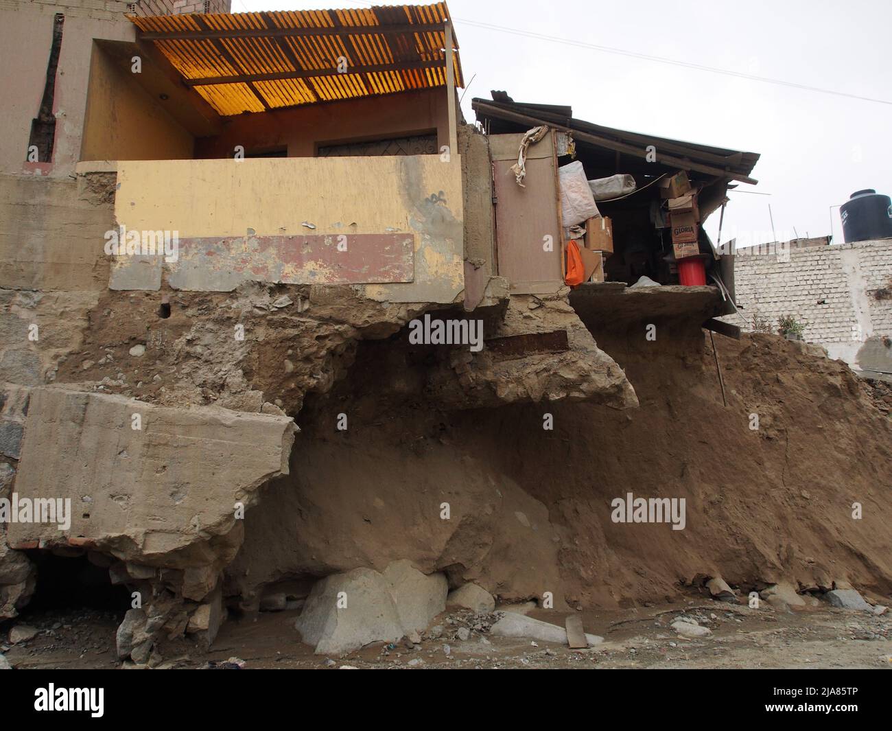 House destroyed in mudslide hi-res stock photography and images - Alamy