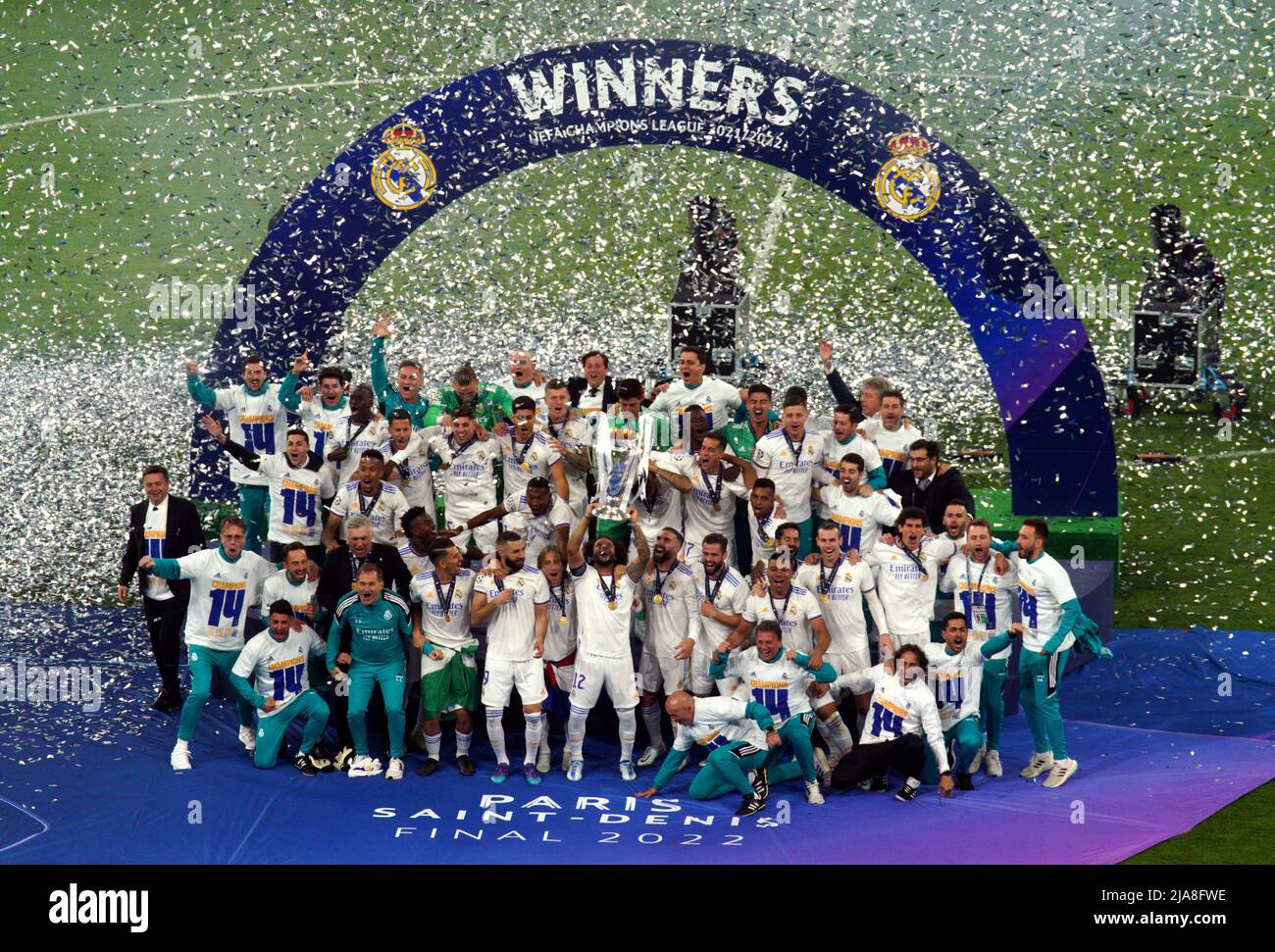 Real Madrid players celebrates with the UEFA Champions League Trophy ...