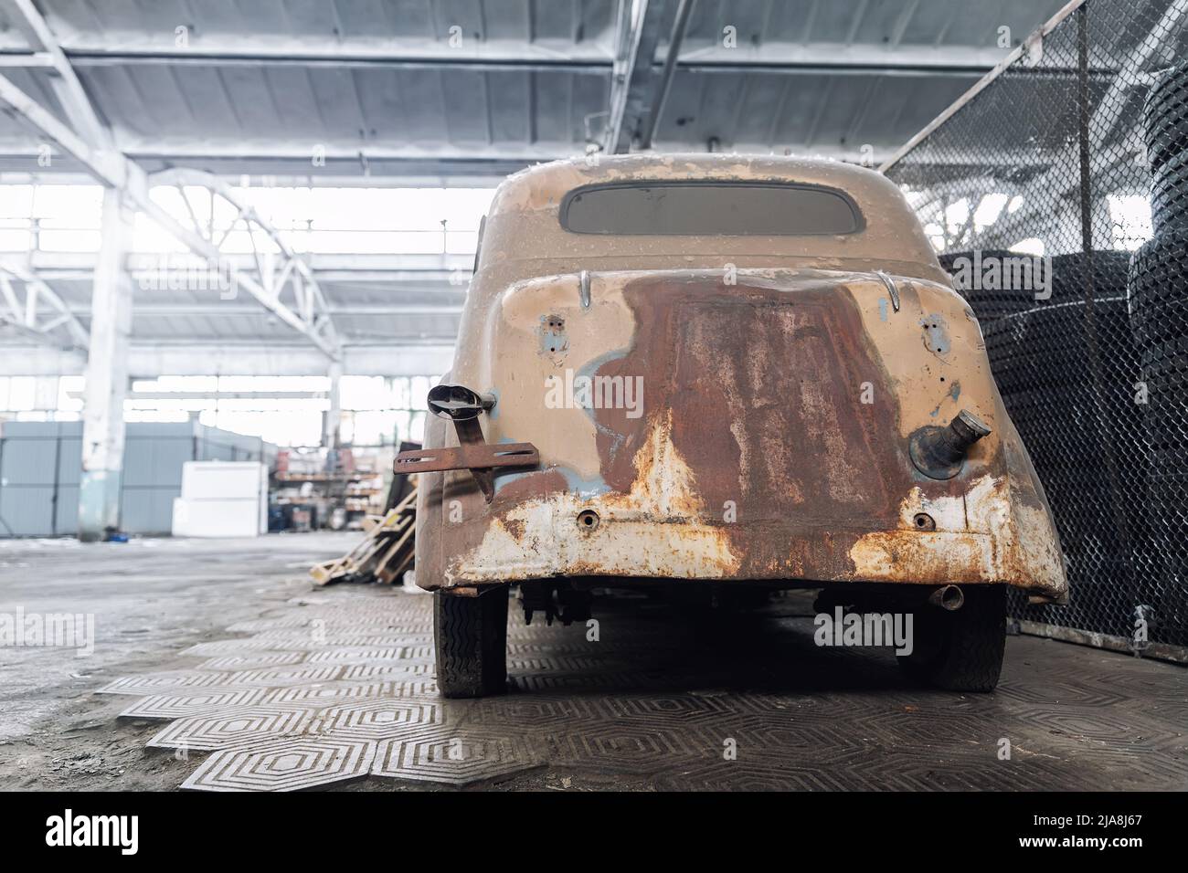 Closeup detail rusty abandoned forgotten antique oldtimer old car ...