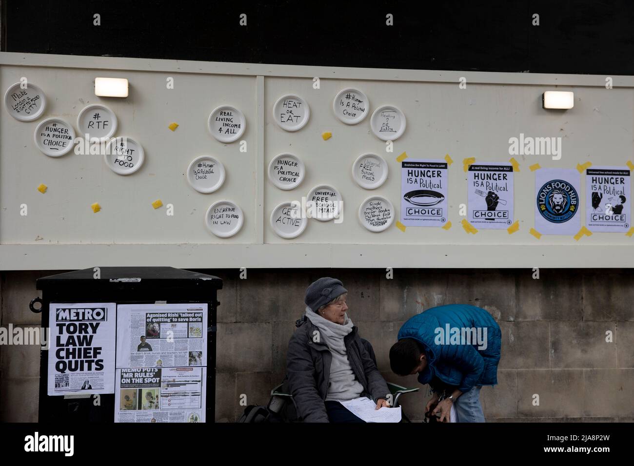 World hunger sign hi-res stock photography and images - Alamy