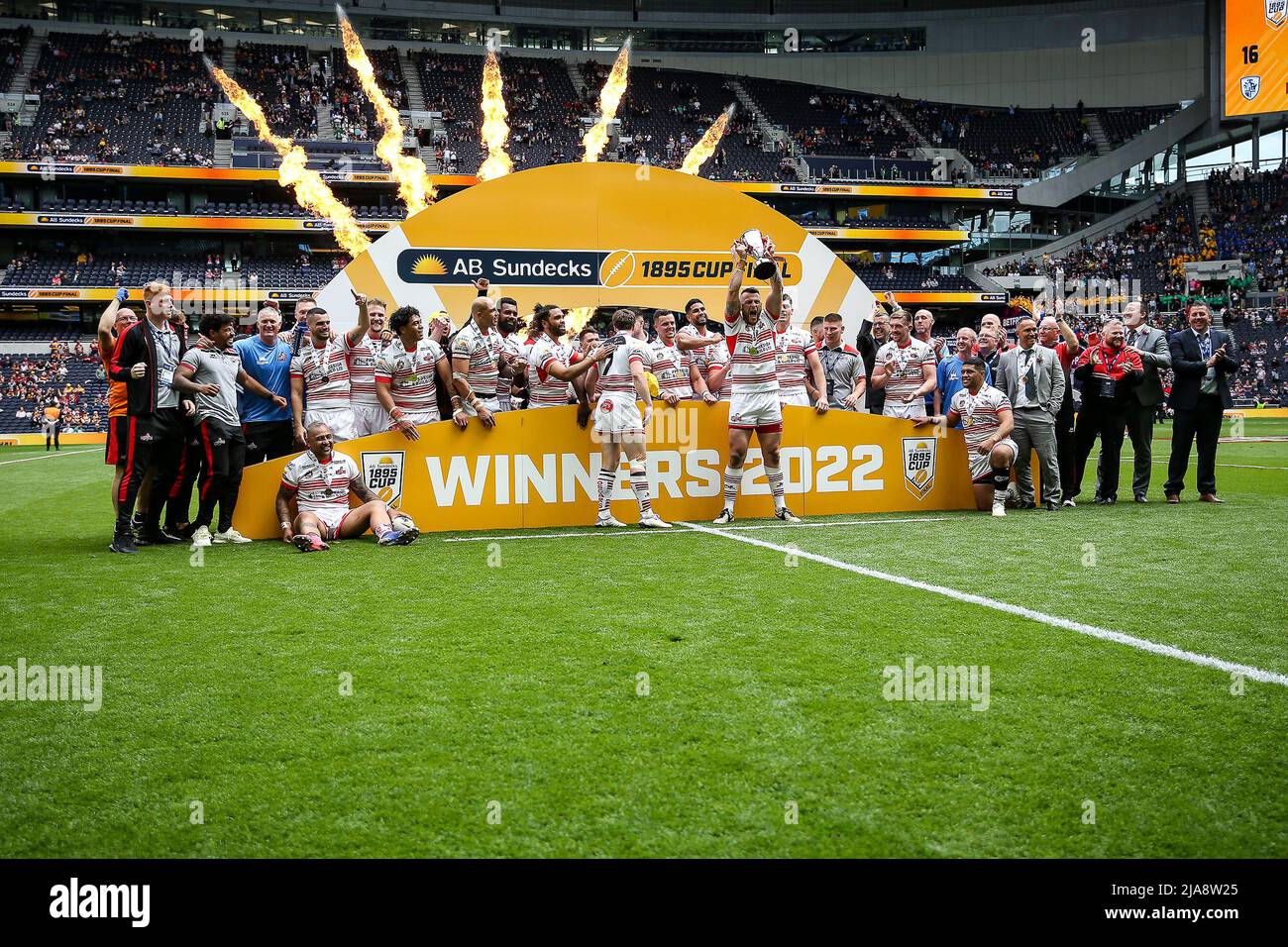 London, UK. 28th May, 2022. Adam Sidlow of Leigh lifts the 1895 Cup ...