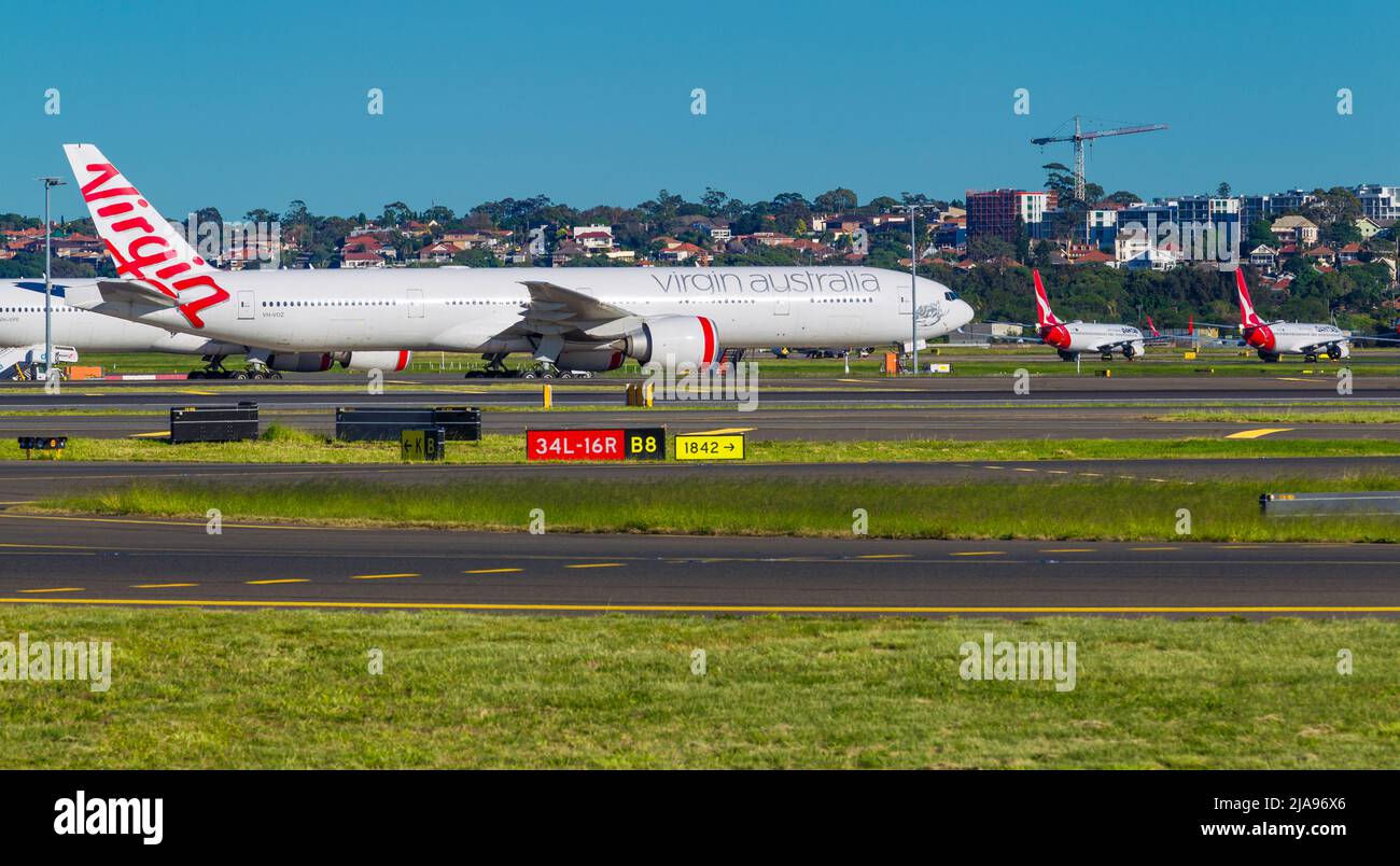 Aircraft movements at Sydney (Kingsford Smith) Airport on Botany Bay in ...