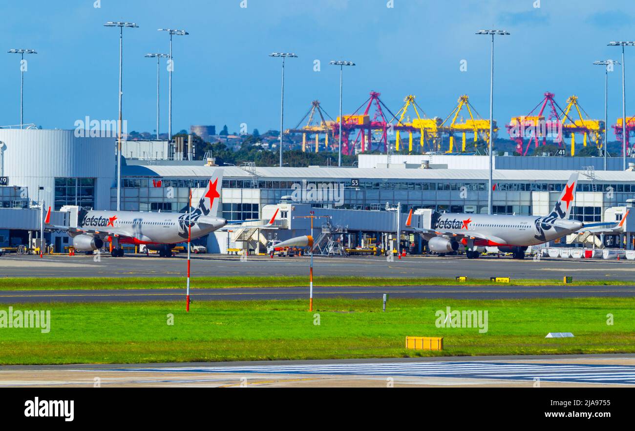 Aircraft movements at Sydney (Kingsford Smith) Airport on Botany Bay in ...