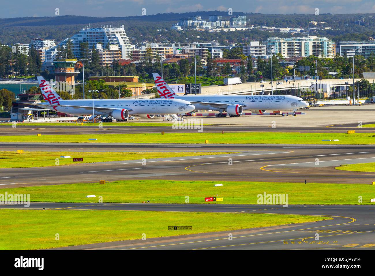 Aircraft movements at Sydney (Kingsford Smith) Airport on Botany Bay in ...