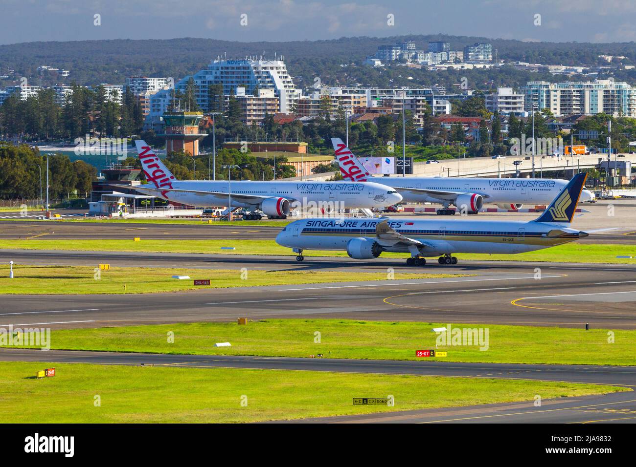 Aircraft movements at Sydney (Kingsford Smith) Airport on Botany Bay in ...