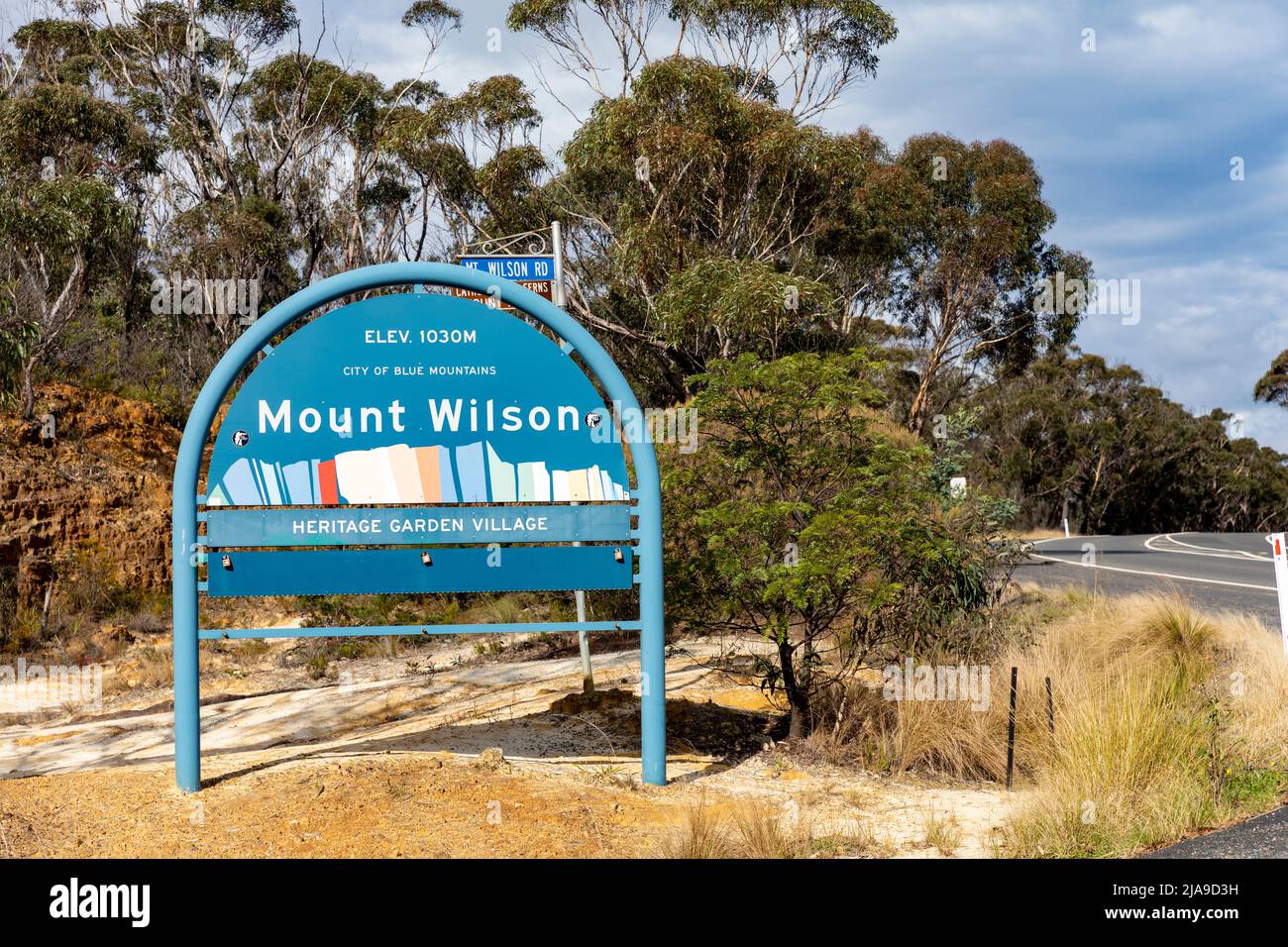 Mount Wison road sign before the mountain village of Mount Wilson, Blue ...