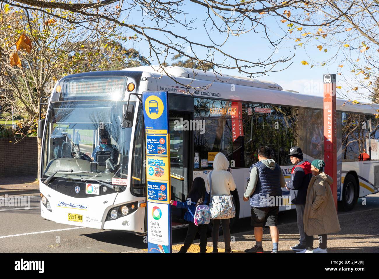 Echo Point Katoomba in the blue mountains and tour explorer bus ...