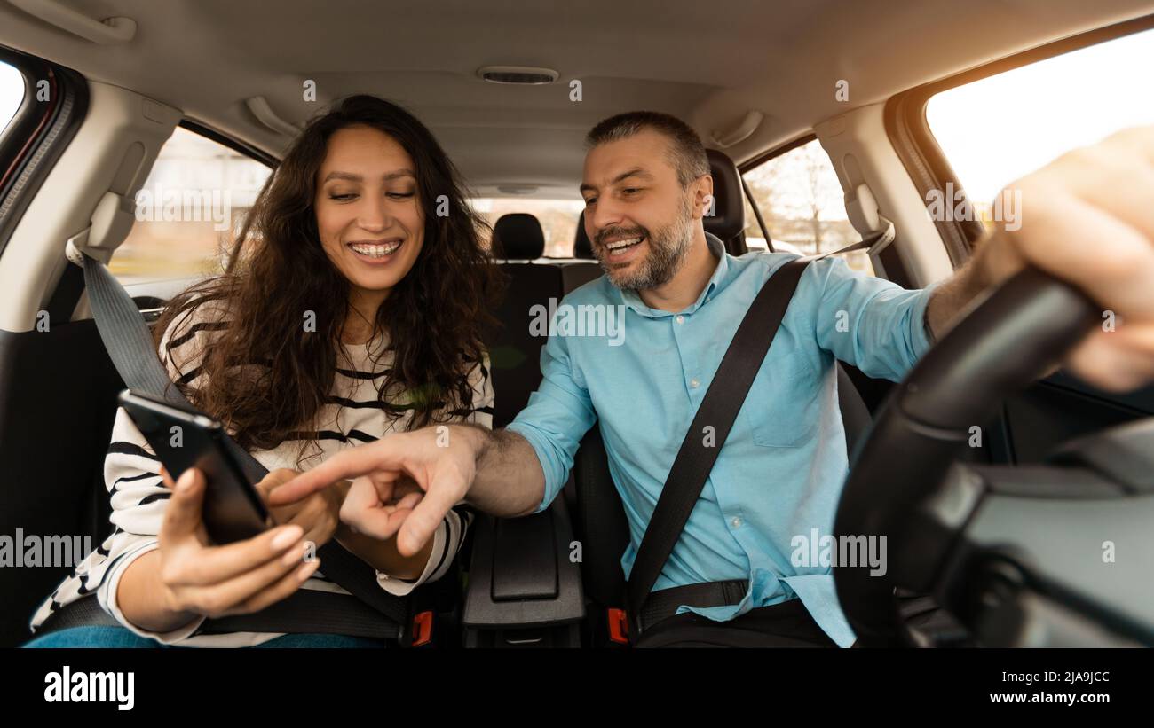 Mobile phone driving family hi-res stock photography and images - Alamy
