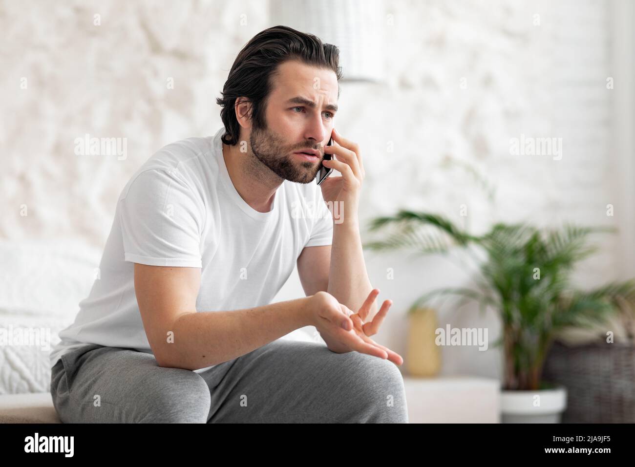 Man yelling on phone hi-res stock photography and images - Alamy