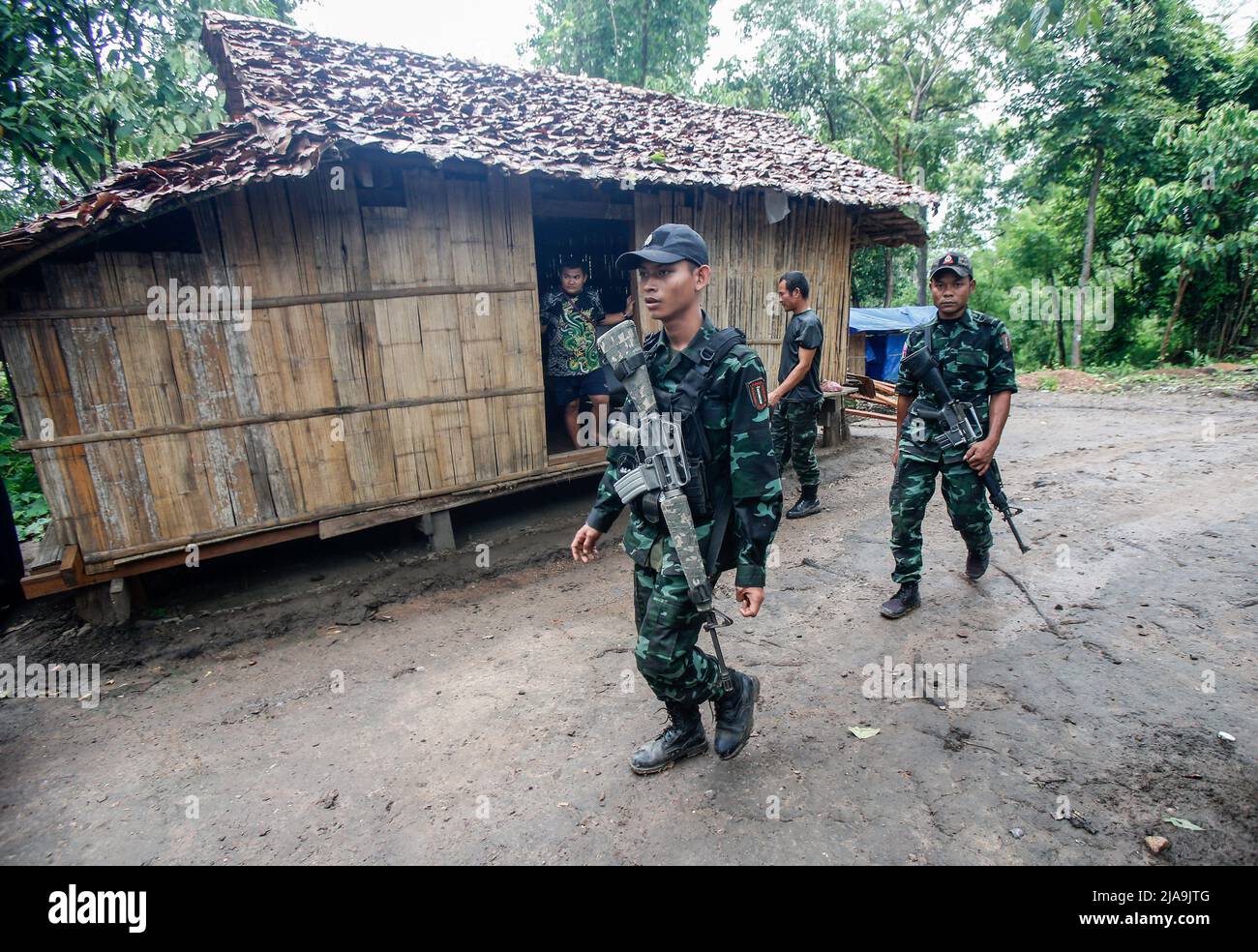 Karen soldiers walking with their weapon in Kaw Thoo Le village and ...