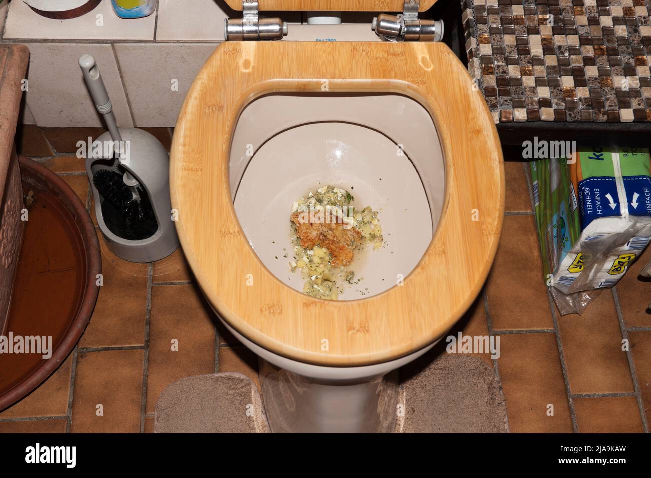 Symbolic photo for food waste Stock Photo - Alamy