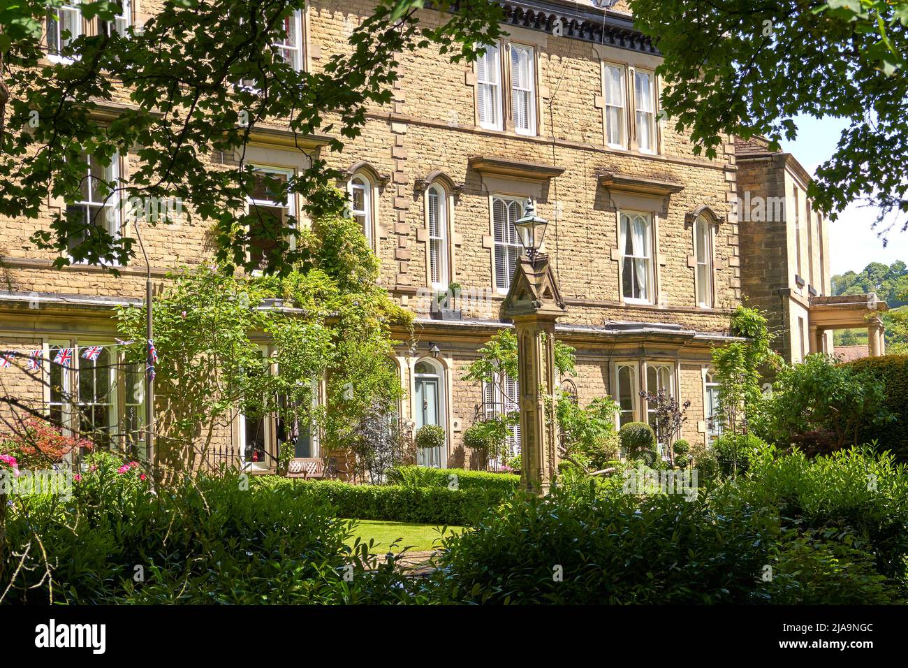 Old period terraced houses in Matlock Town, Derbyshire, UK Stock Photo ...