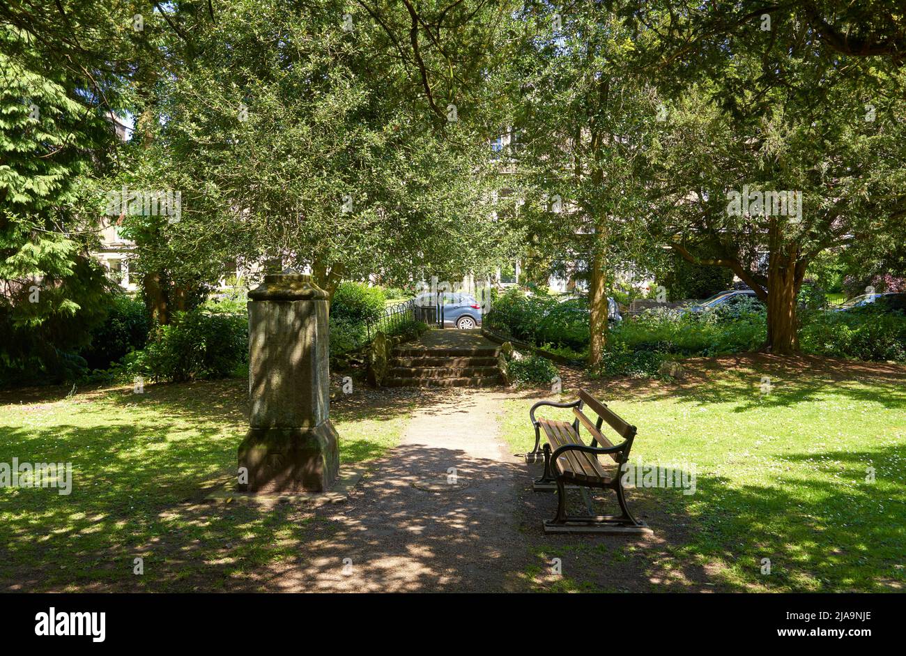 Shady parks in summer uk hi-res stock photography and images - Alamy