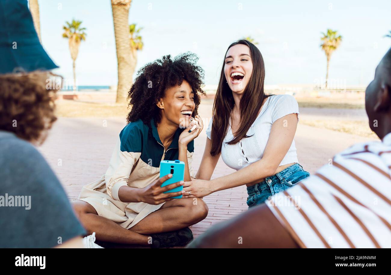 Hanging out people hi-res stock photography and images - Alamy