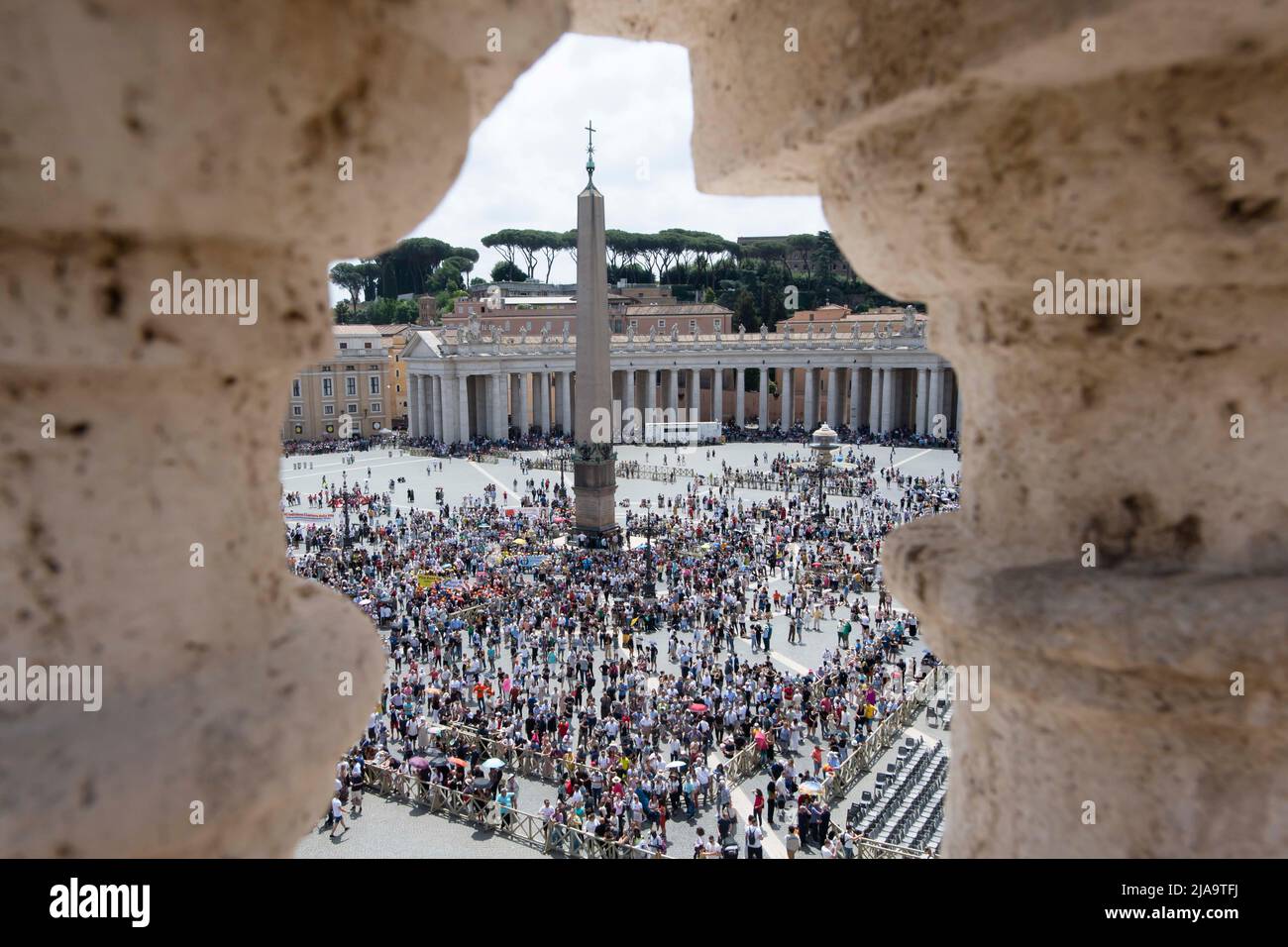 Vatican, Vatican. 29th May, 2022. Pope Francis adresses the crowd from ...