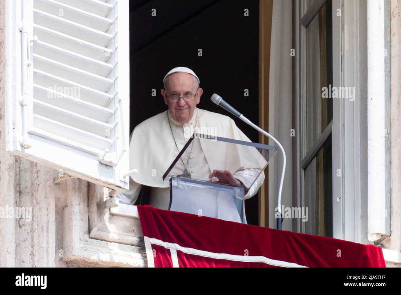 Vatican, Vatican. 29th May, 2022. Pope Francis adresses the crowd from ...