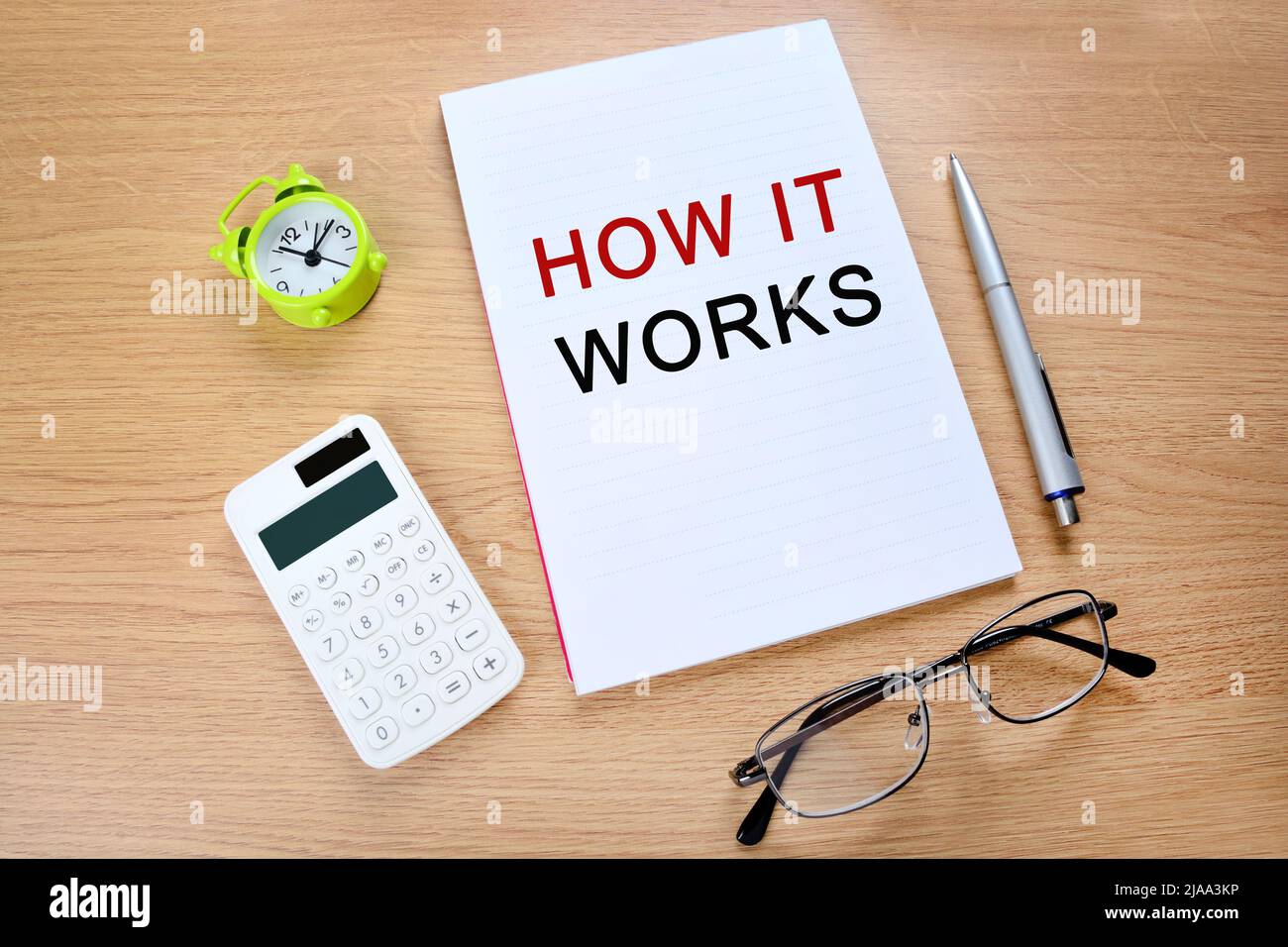 How it works words on a notepad with business object Stock Photo - Alamy