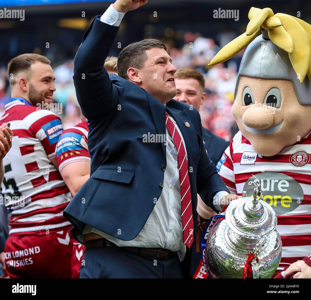 London, UK. 28th May, 2022. Matt Peet Wigan coach celebrates with the ...