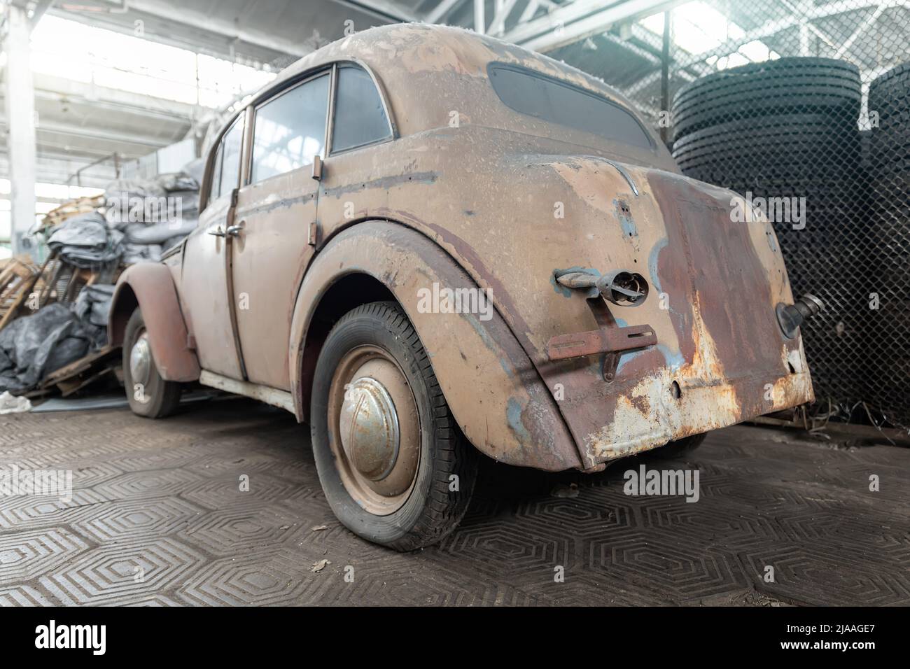 Closeup detail rusty abandoned forgotten antique oldtimer old car ...
