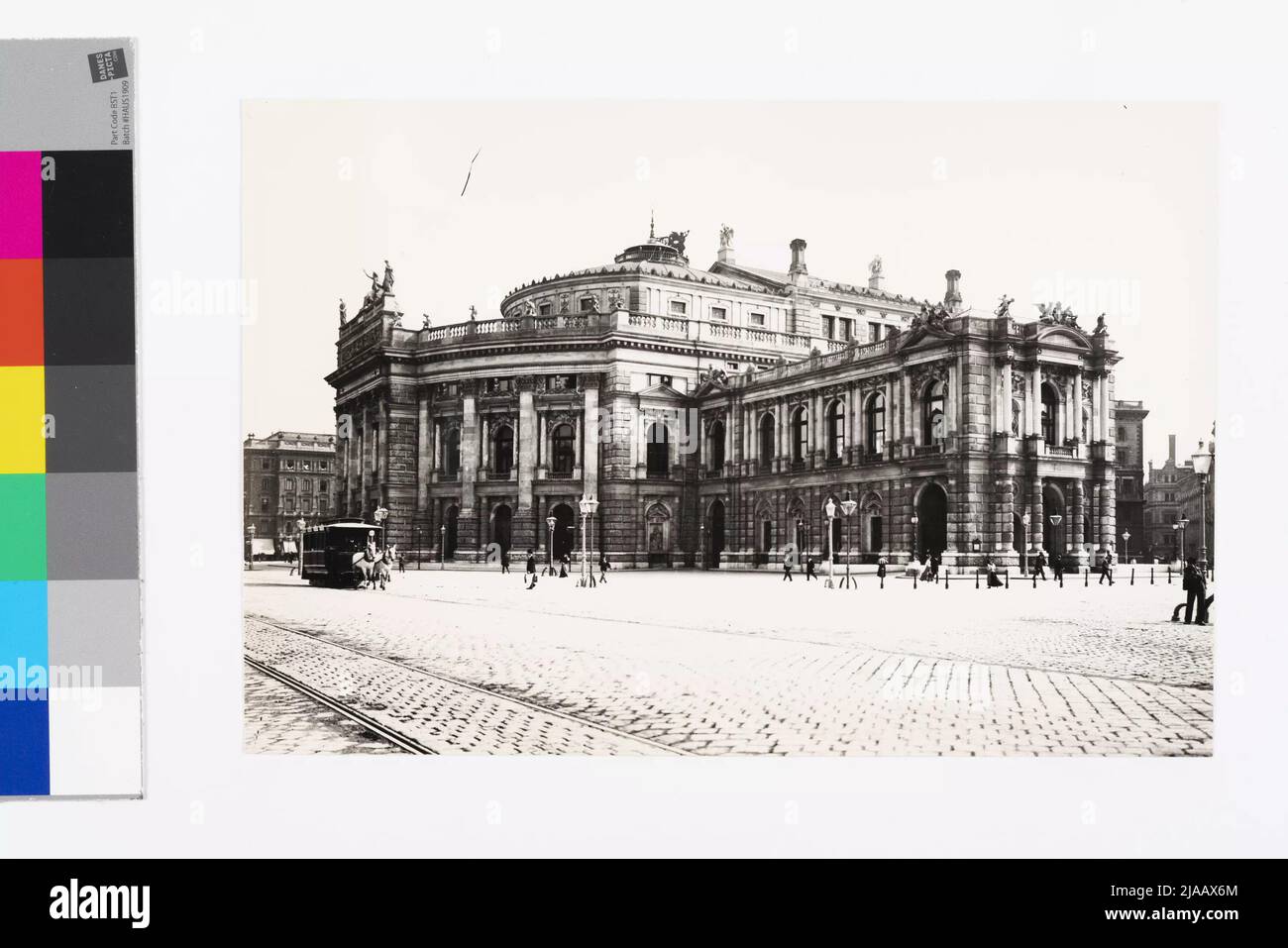 1st, University Ring 2 - Burgtheater - Schlante view - View over the ring against the theater ...