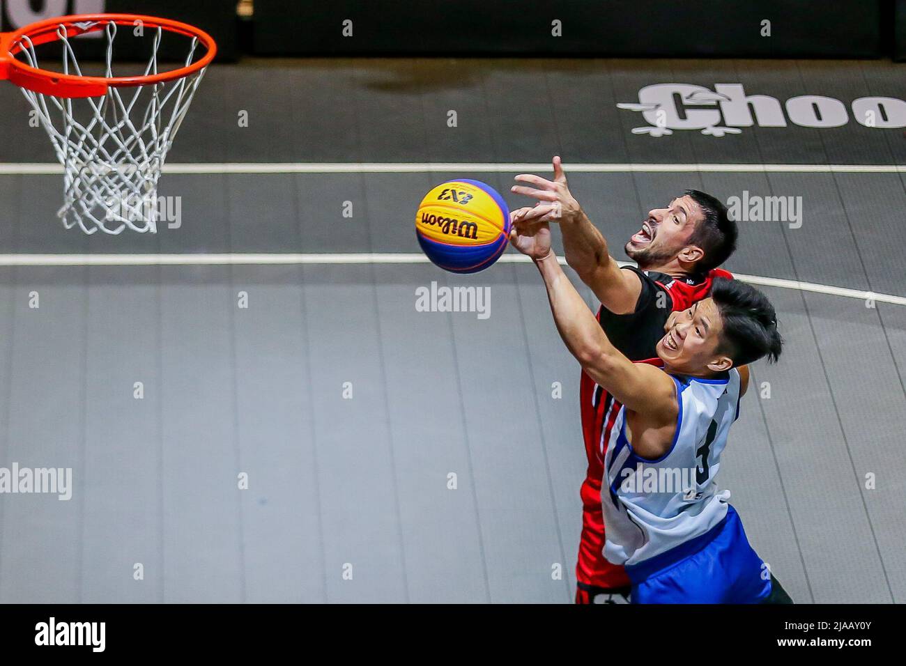 Paranaque City. 29th May, 2022. Zachary Huang (R) of Cebu Chooks from ...