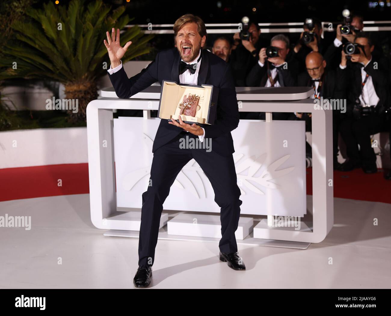 Cannes, France. 28th May, 2022. Swedish director Ruben Ostlund poses during a photocall after ...