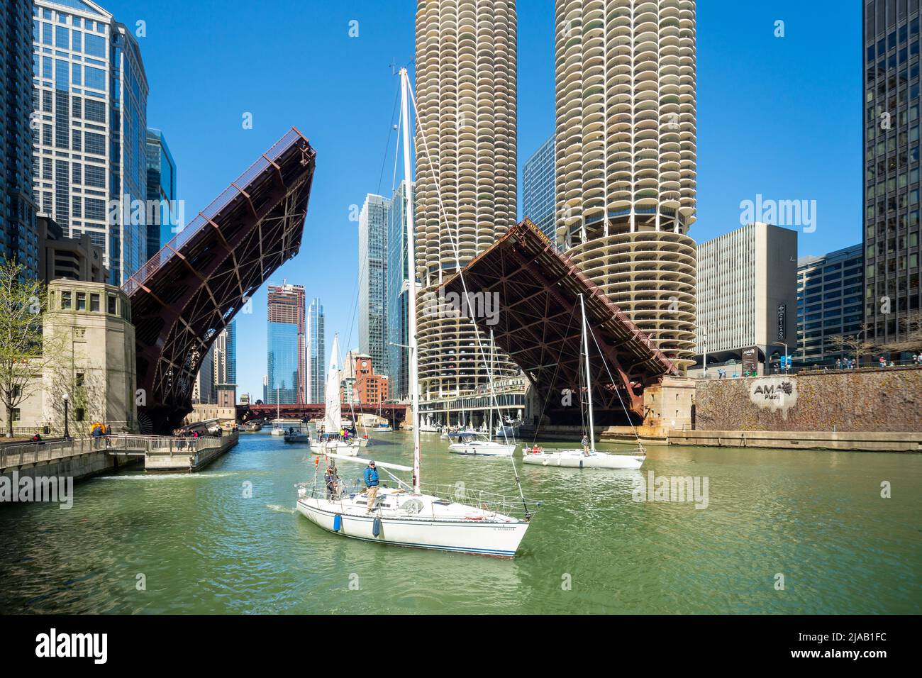Chicago Bridge Lift - State Street Bridge lifts up to allow waiting ...