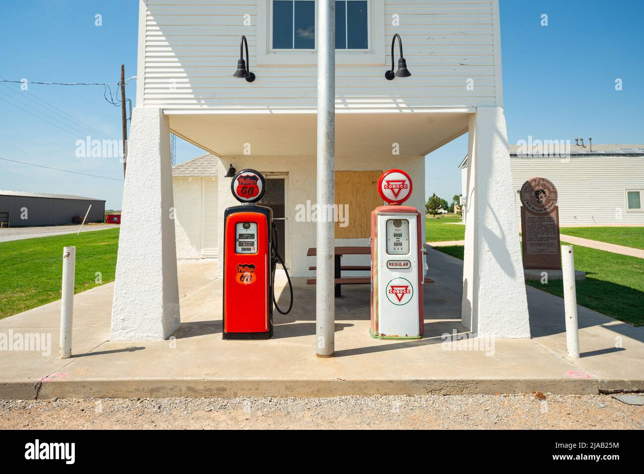 Lucilles historic highway gas station hi-res stock photography and ...