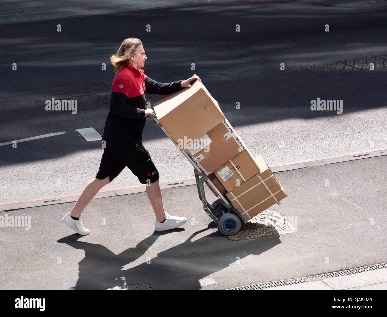 Dynamic Parcel Distribution, DPDgroup, uniformed DPD driver with ...