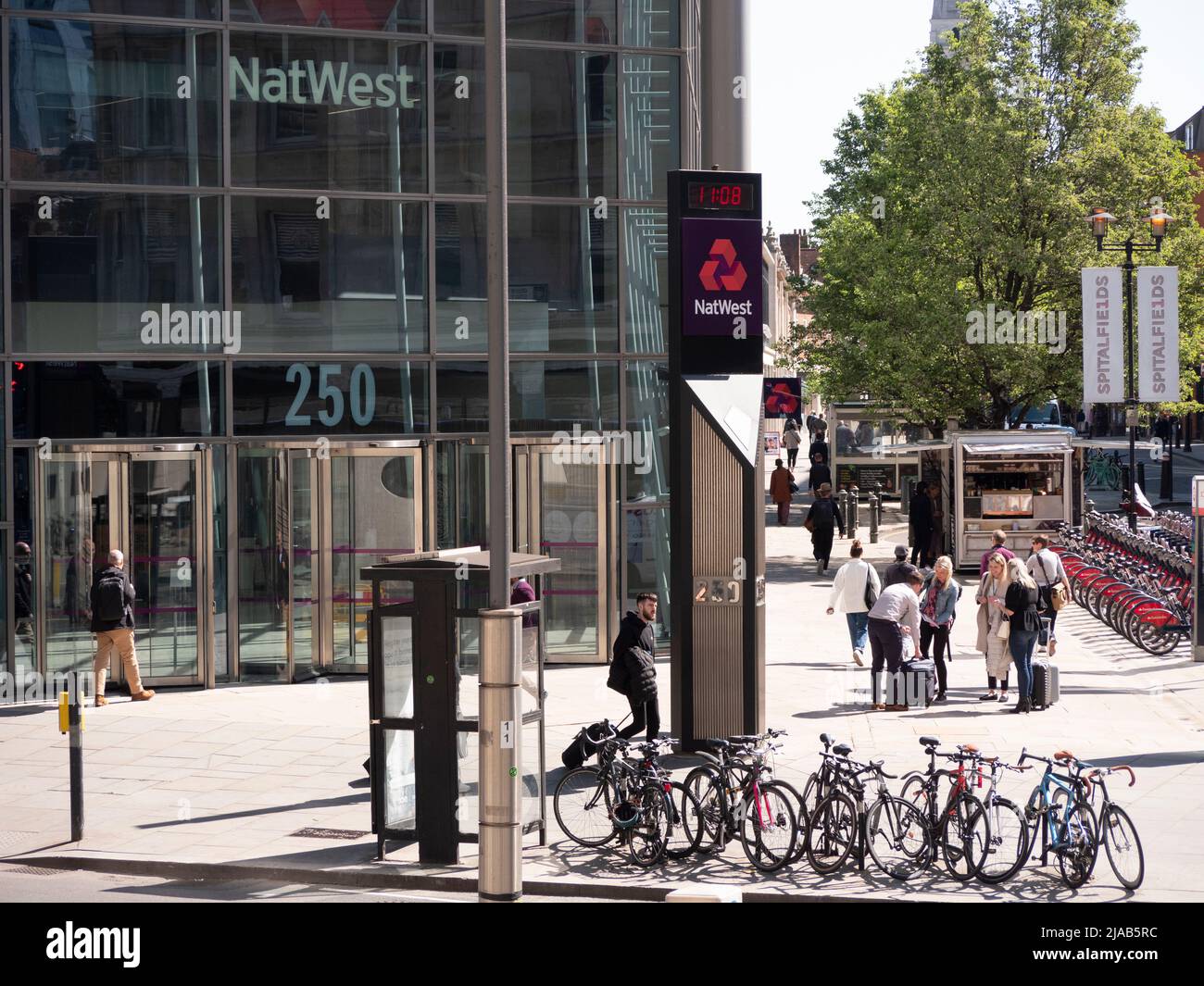 NatWest Nat West bank Bishopsgate on left of picture, at the entrance ...