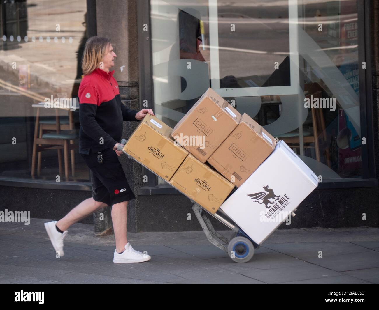 Dynamic Parcel Distribution, DPDgroup, uniformed DPD driver with ...