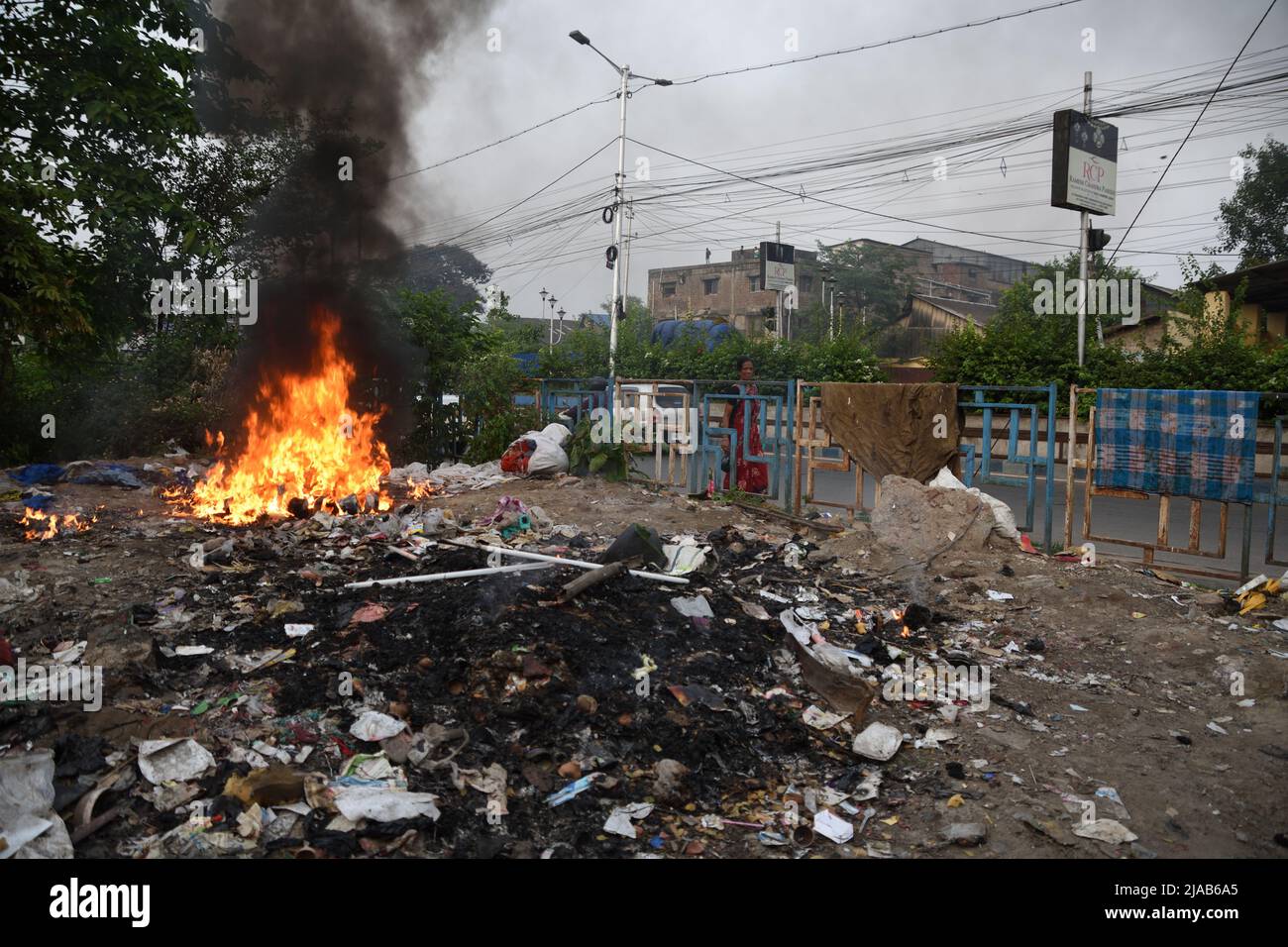 Howrah, India. 28th May, 2022. Burning garbage with plastic and other ...