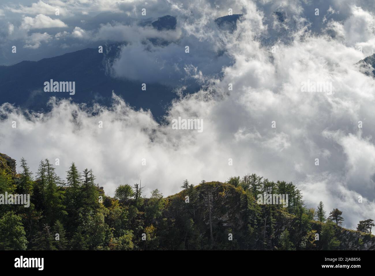 Foggy mountain range italian hi-res stock photography and images - Alamy