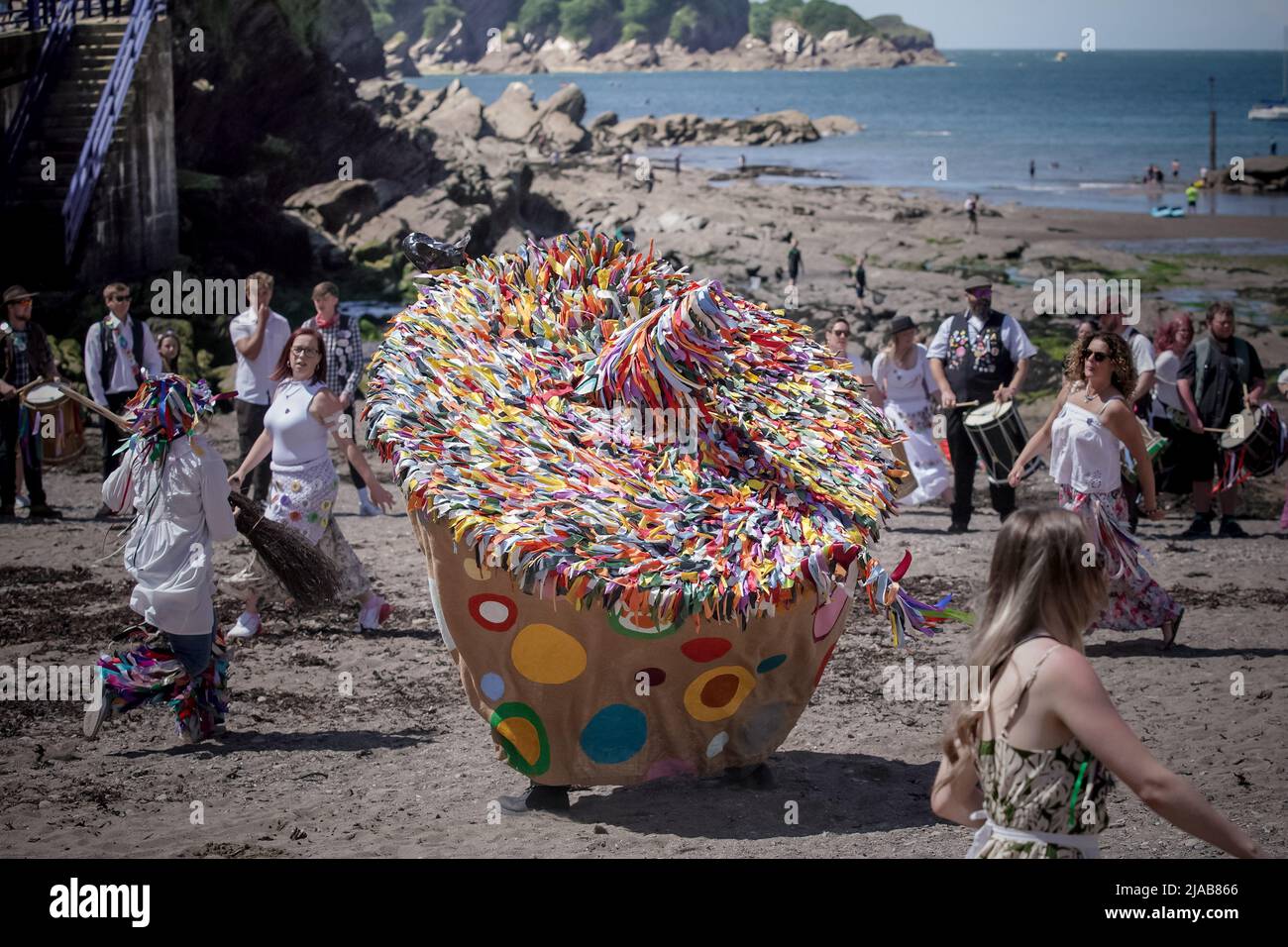 Devon, UK. 29th May 2022. Obby Oss and the Fool(with broom) perform in ...