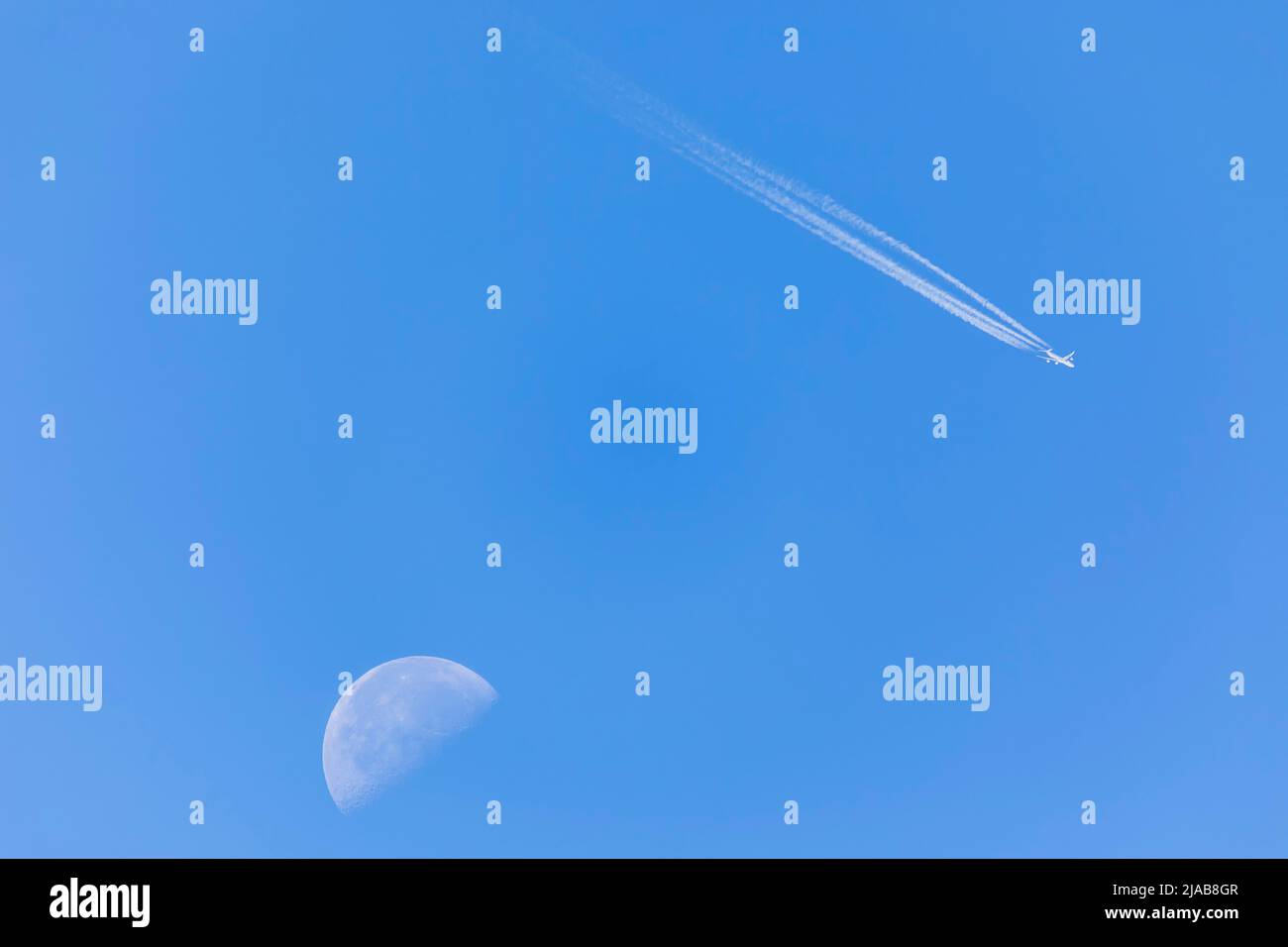 Night flight plane flying moon hi-res stock photography and images - Alamy