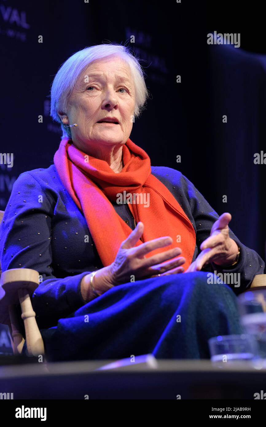 Featuring birds hi-res stock photography and images - Alamy