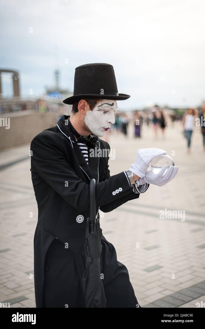 Street pantomime circus hi-res stock photography and images - Alamy