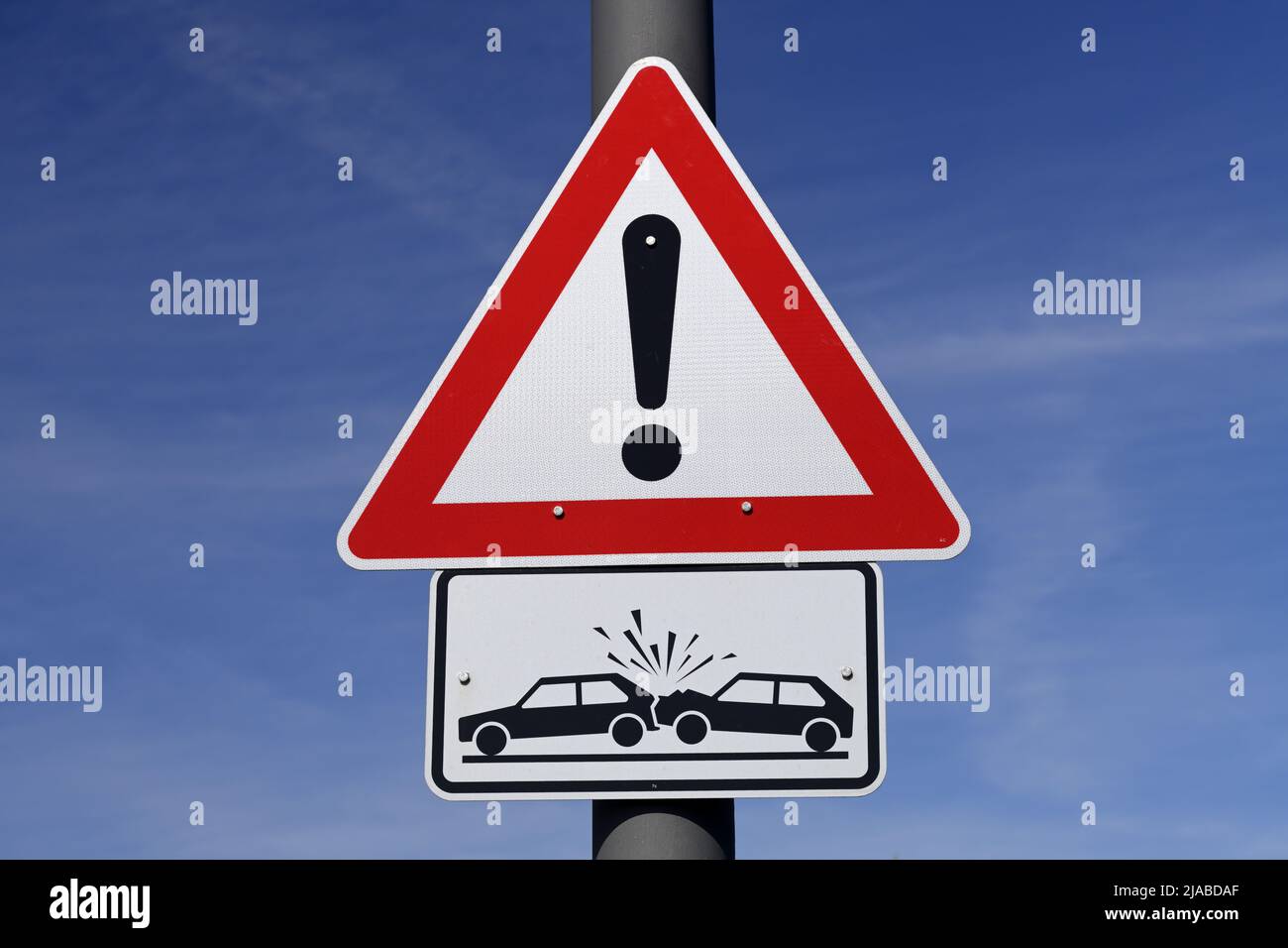 Dreieckiges verkehrszeichen hi-res stock photography and images - Alamy