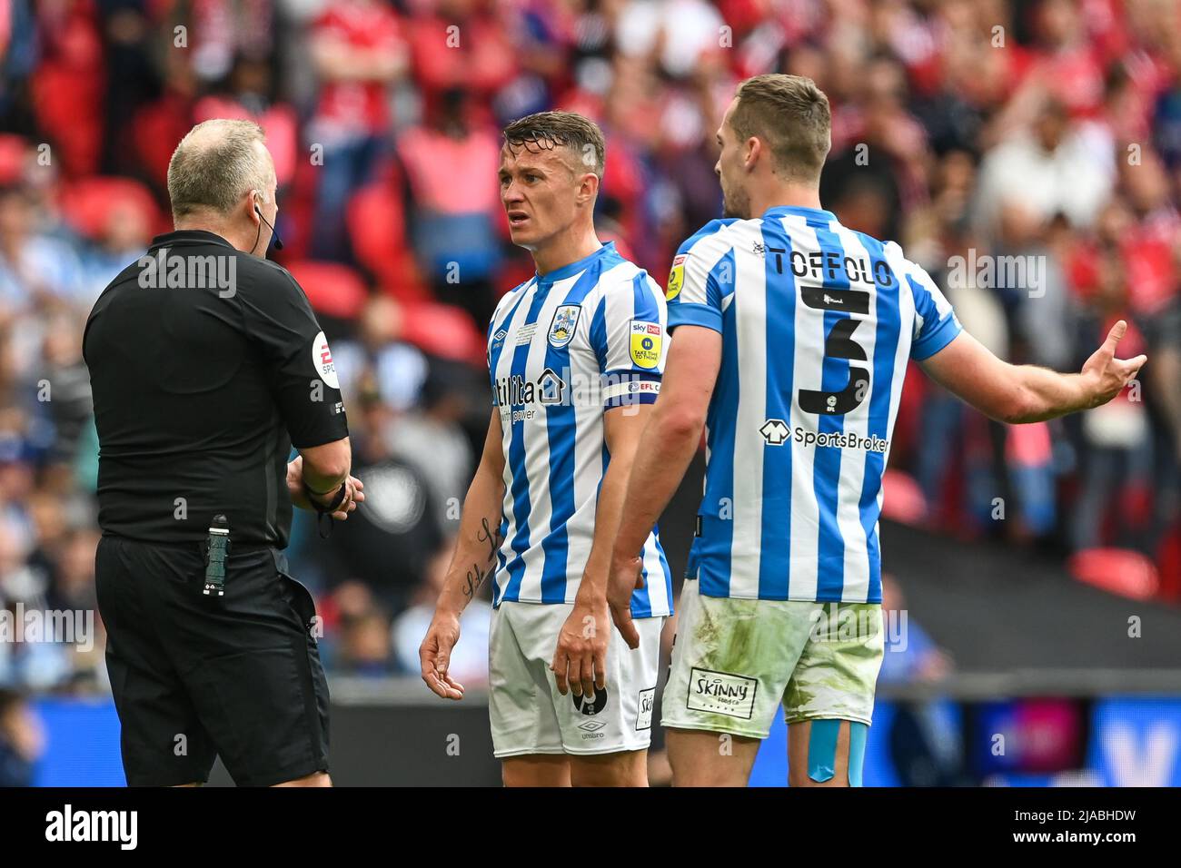 Jonathan Hogg #6 of Huddersfield Town speaks to Referee Jon Moss Stock ...